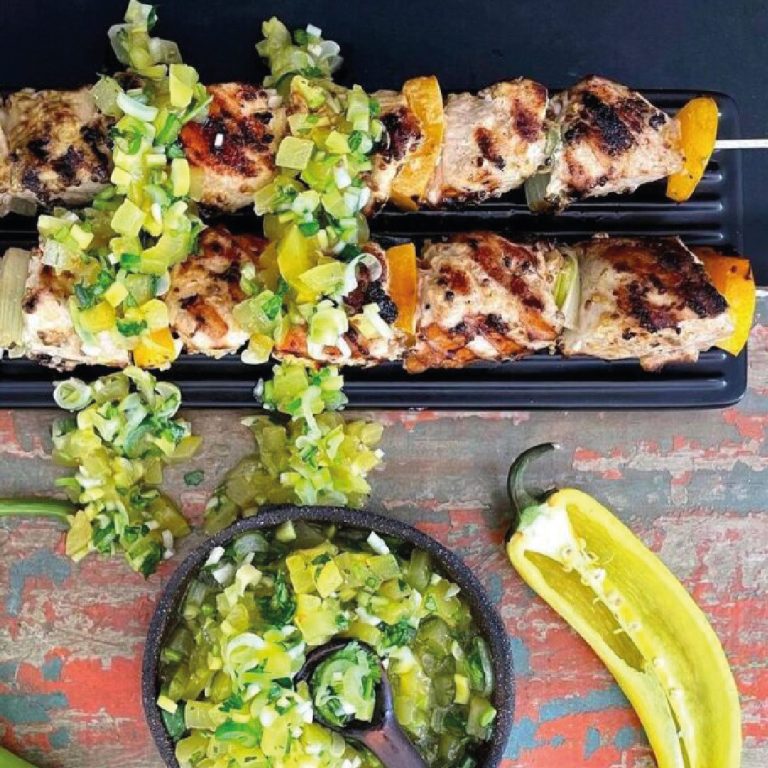 Brochetas de pollo con pebre de papaya – Canto del gallo